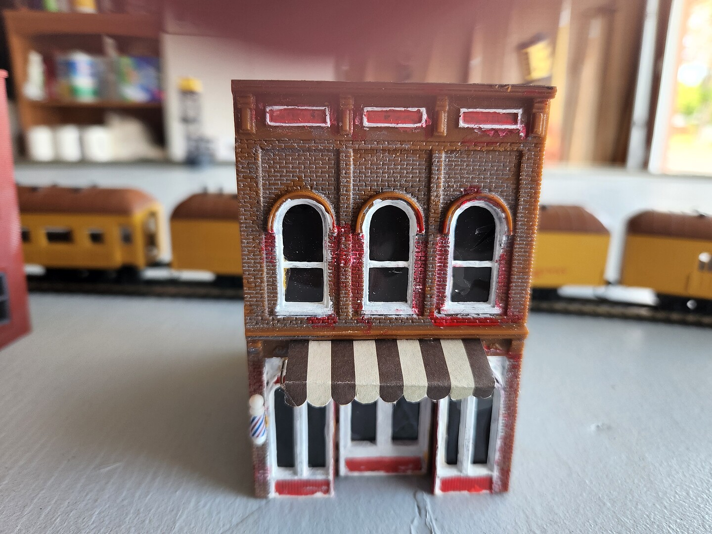 Vic's Barber Shop - Kit - 2-1/2 x 3-1/2 x 3-3/8'' -- HO Scale Model ...