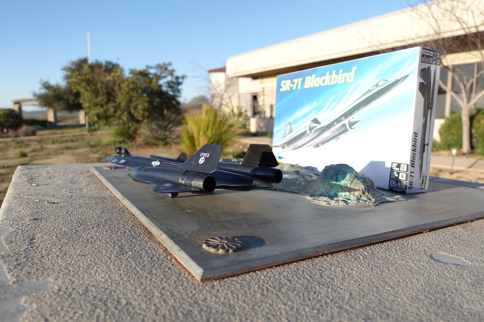 SR-71A Blackbird -- Plastic Model Airplane Kit -- 1/72 Scale -- #855810 ...