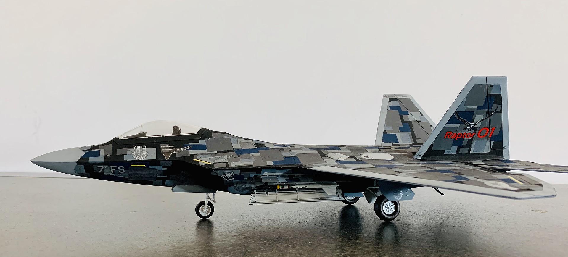 F-22 Raptor -- Plastic Model Airplane Kit -- 1/48 Scale -- #550850 ...