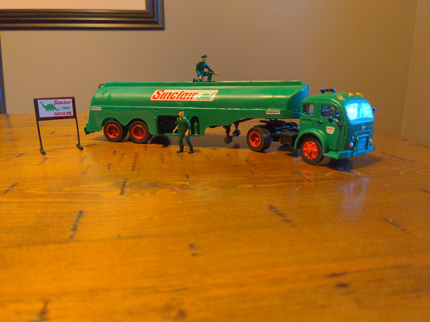 Mobile White Gas Truck w/ 2 Figures -- Plastic Model Truck Kit -- 1/48 ...