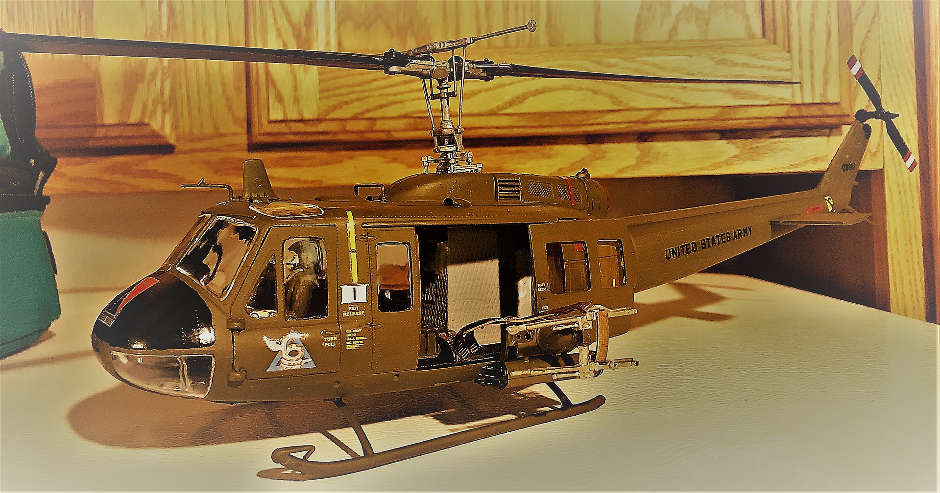 UH-1D Huey Gunship -- Plastic Model Helicopter Kit -- 1/32 Scale ...