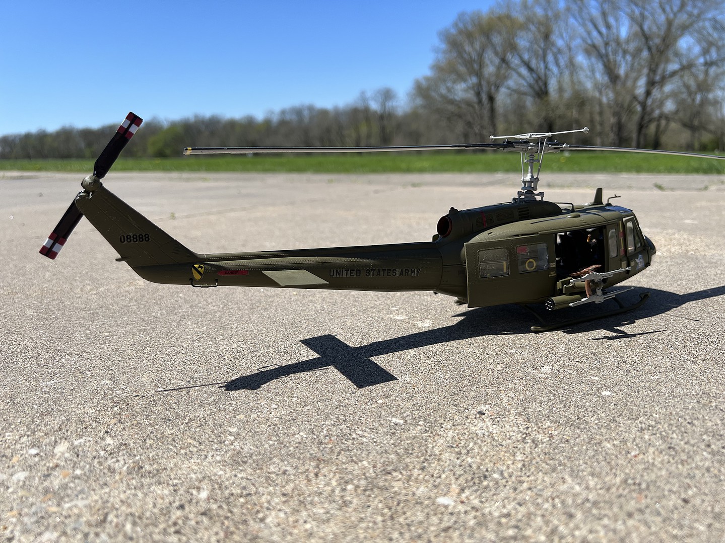 UH-1D Huey Gunship -- Plastic Model Helicopter Kit -- 1/32 Scale ...