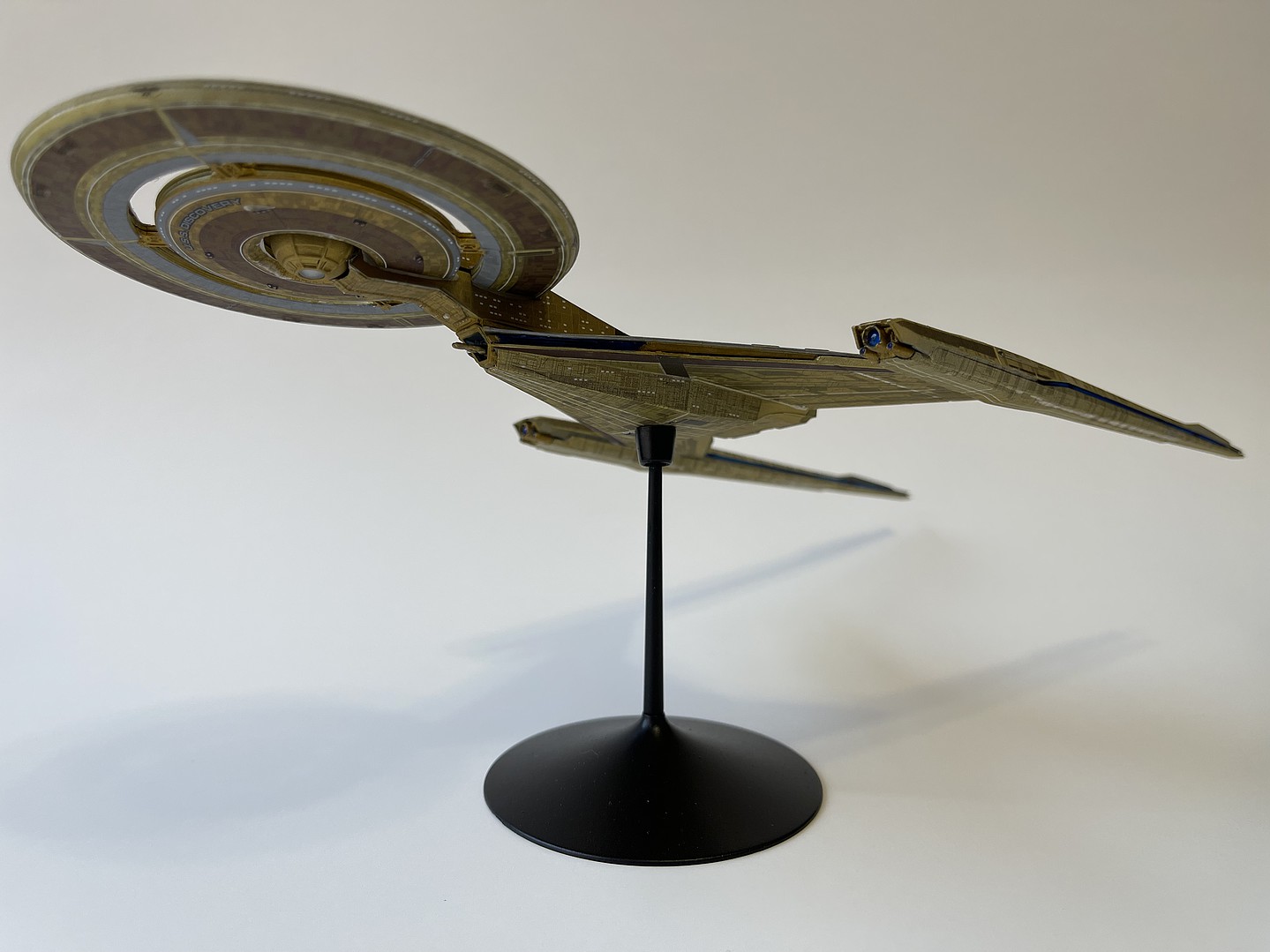 Star Trek USS Discovery -- Plastic Model Spacecraft kit -- 1/2500 Scale ...