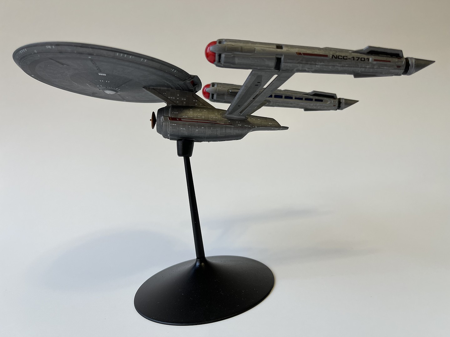 Star Trek Discovery Series USS Enterprise -- Plastic Model Spacecraft ...