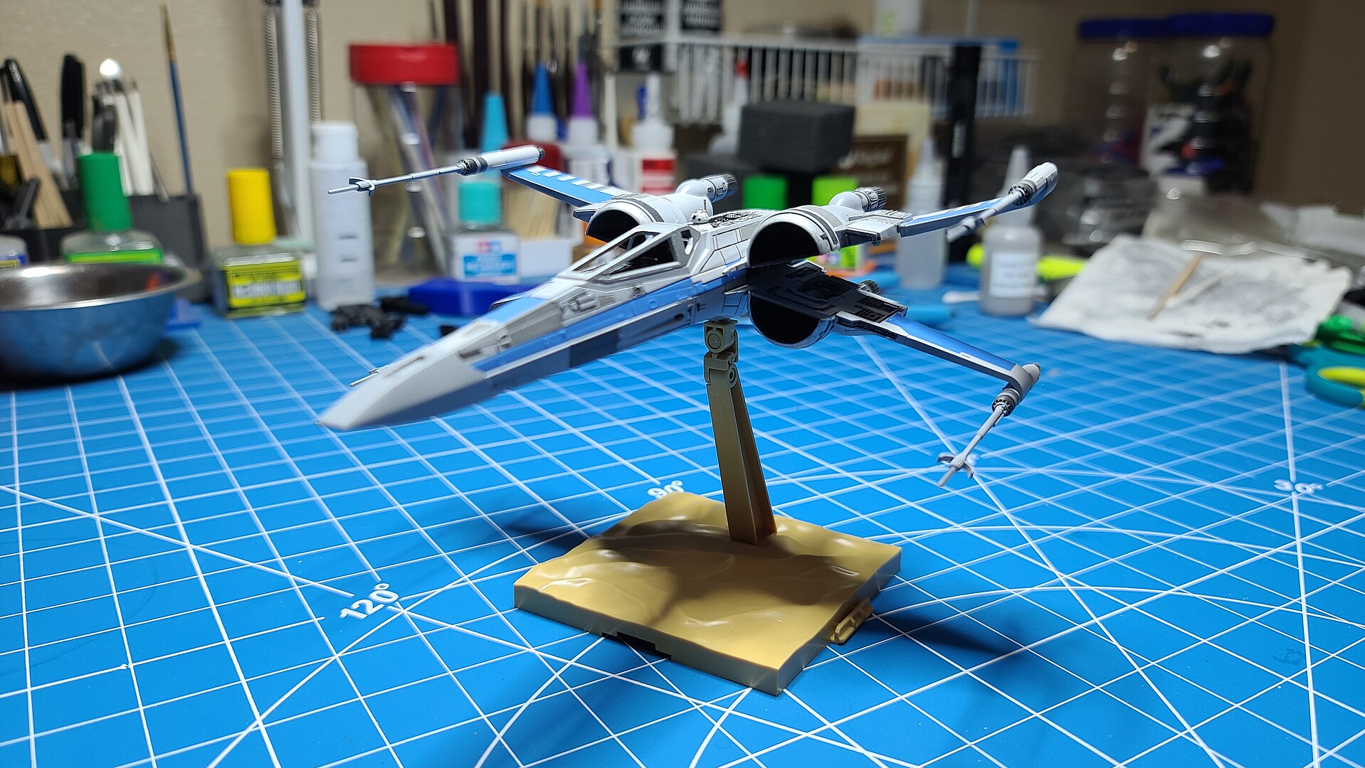 Star Wars - Resistance X-Wing Star Fighter -- Science Fiction Plastic ...