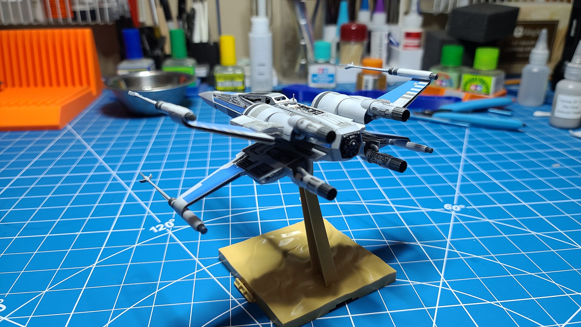 Star Wars - Resistance X-Wing Star Fighter -- Science Fiction Plastic ...
