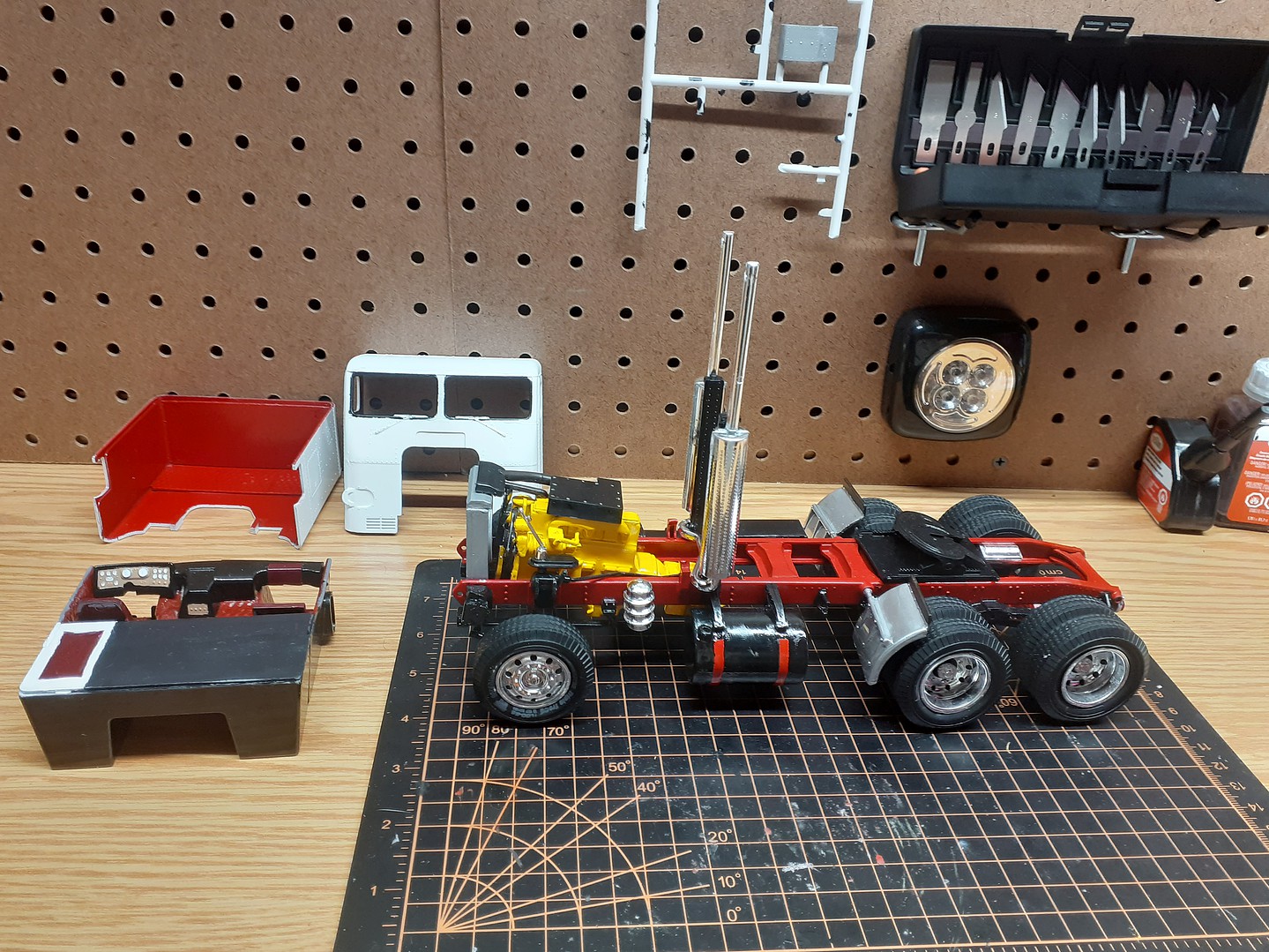 White Freightliner 2-in-1 SC/DD Cabover -- Plastic Model Truck Kit -- 1 ...