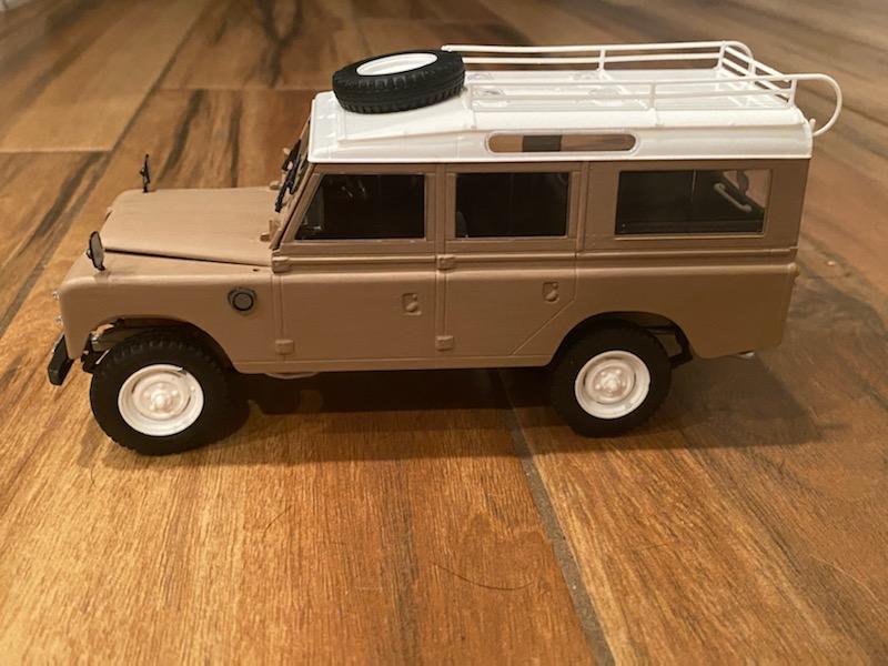 Land Rover Series III LWB Wagon w/Roof Rack -- Plastic Model Car Kit ...