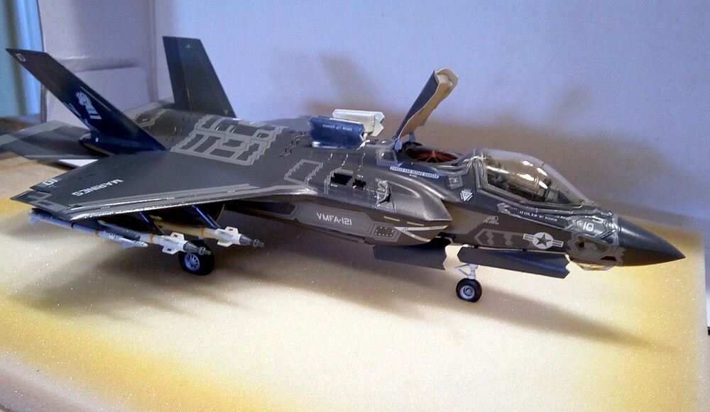 F-35 Lightning II B Version -- Plastic Model Airplane Kit -- 1/72 Scale ...