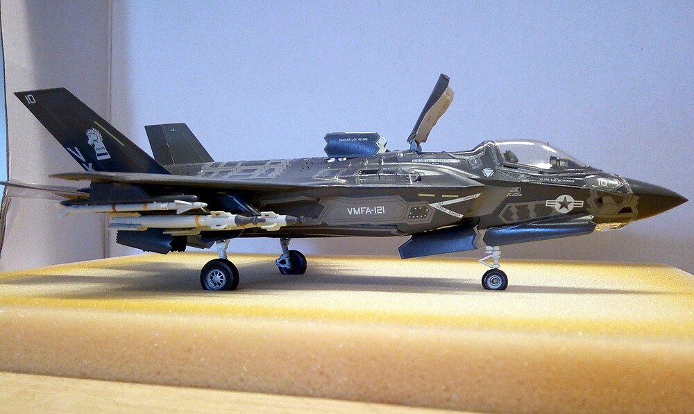 F-35 Lightning II B Version -- Plastic Model Airplane Kit -- 1/72 Scale ...