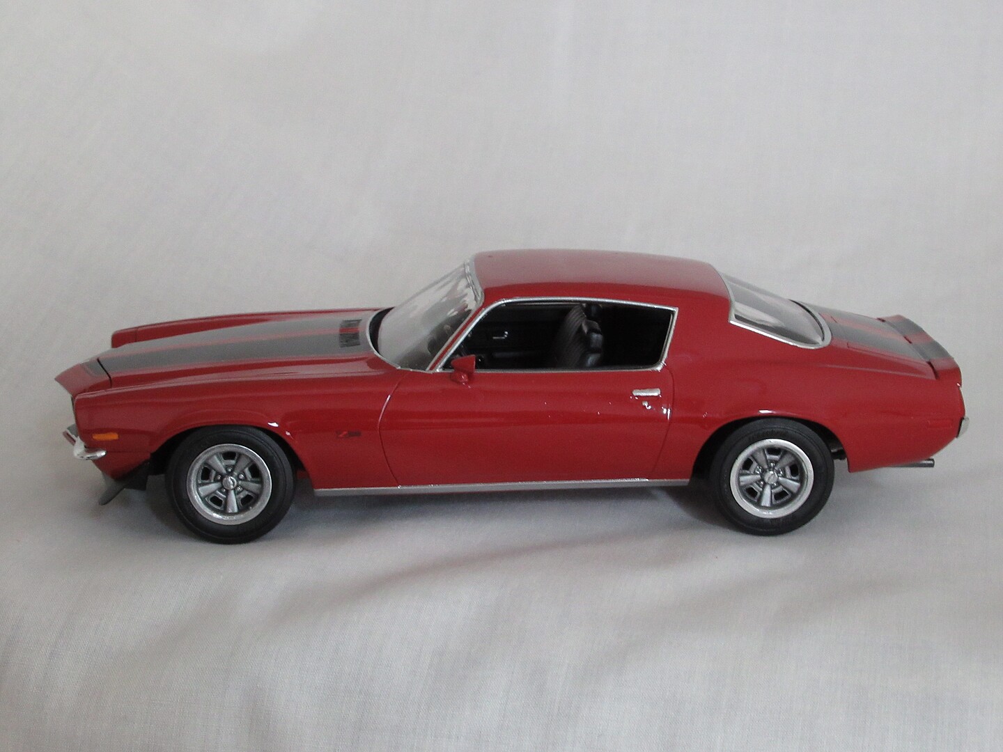 Chevy Camaro Z28 1970 1/2 -- Plastic Model Car Kit -- 1/25 Scale ...