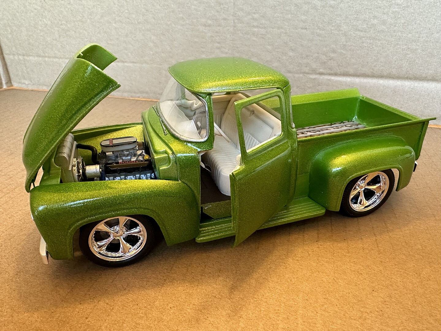 Ford FD-100 Pickup -- Plastic Model Truck Kit -- 1/25 Scale -- #854426 ...