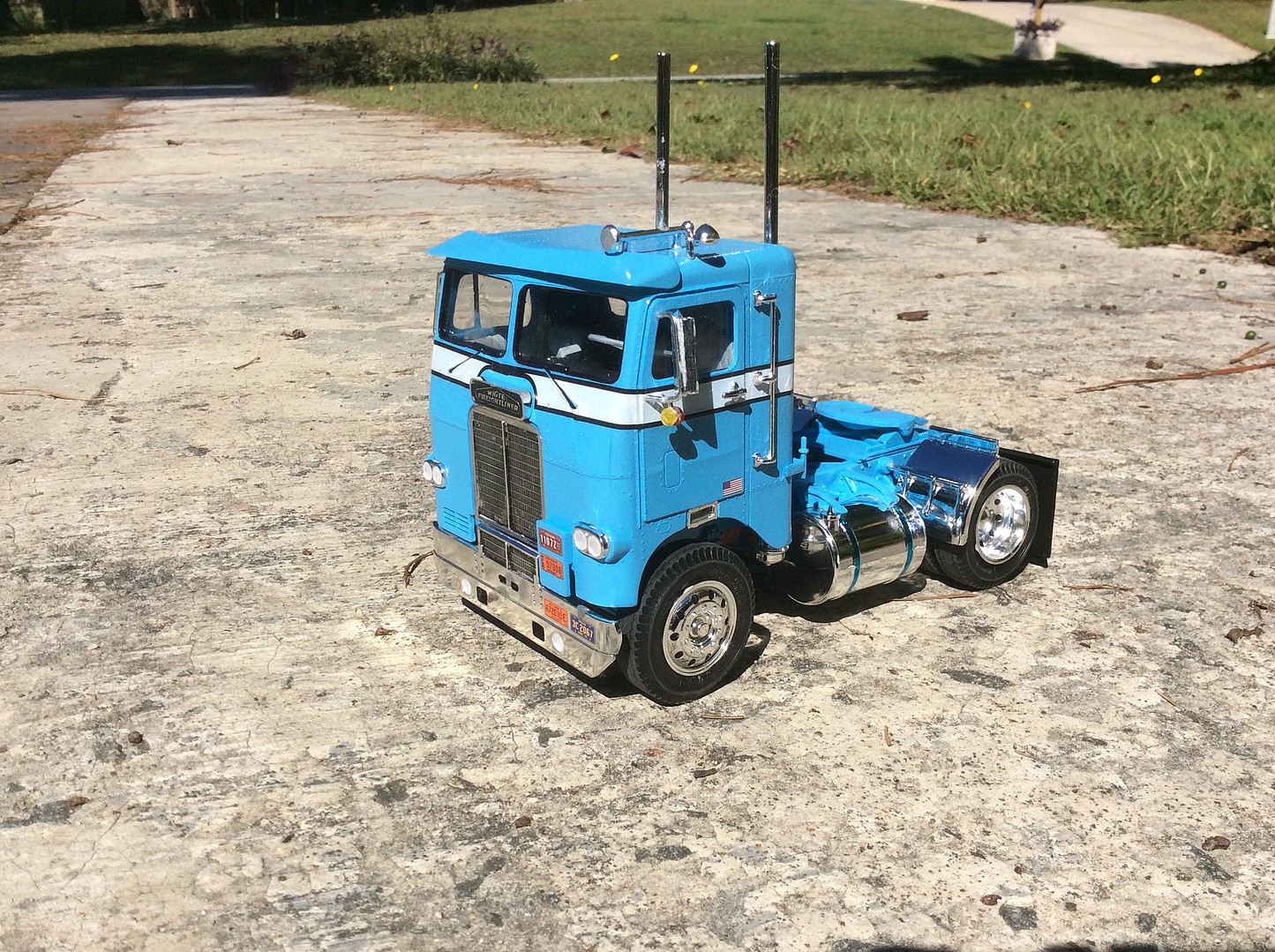 White Freightliner Single Drive Tractor -- Plastic Model Truck Kit -- 1 ...