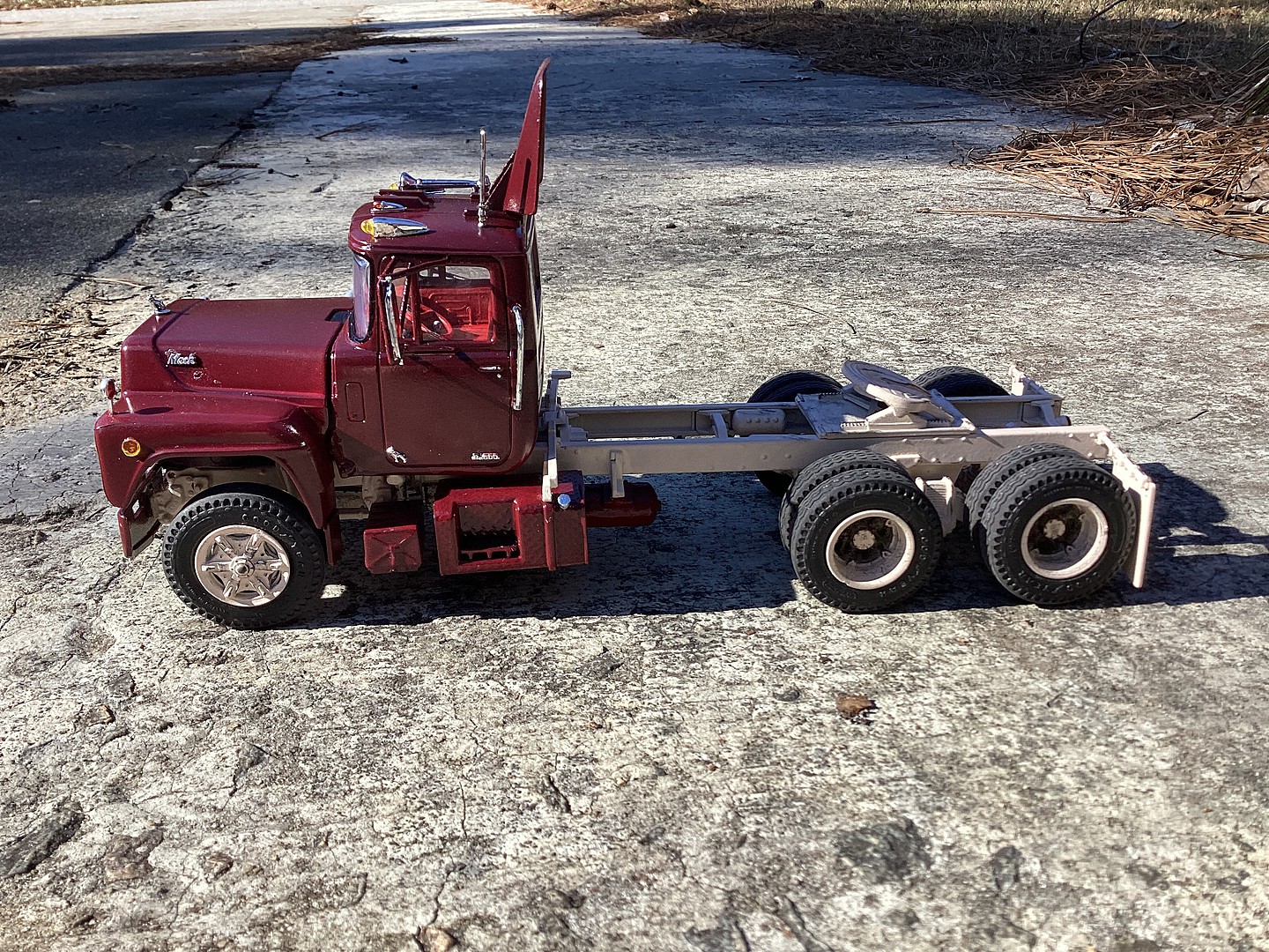 Mack R685ST Semi Tractor -- Plastic Model Truck Kit -- 1/25 -- #1039-06 ...