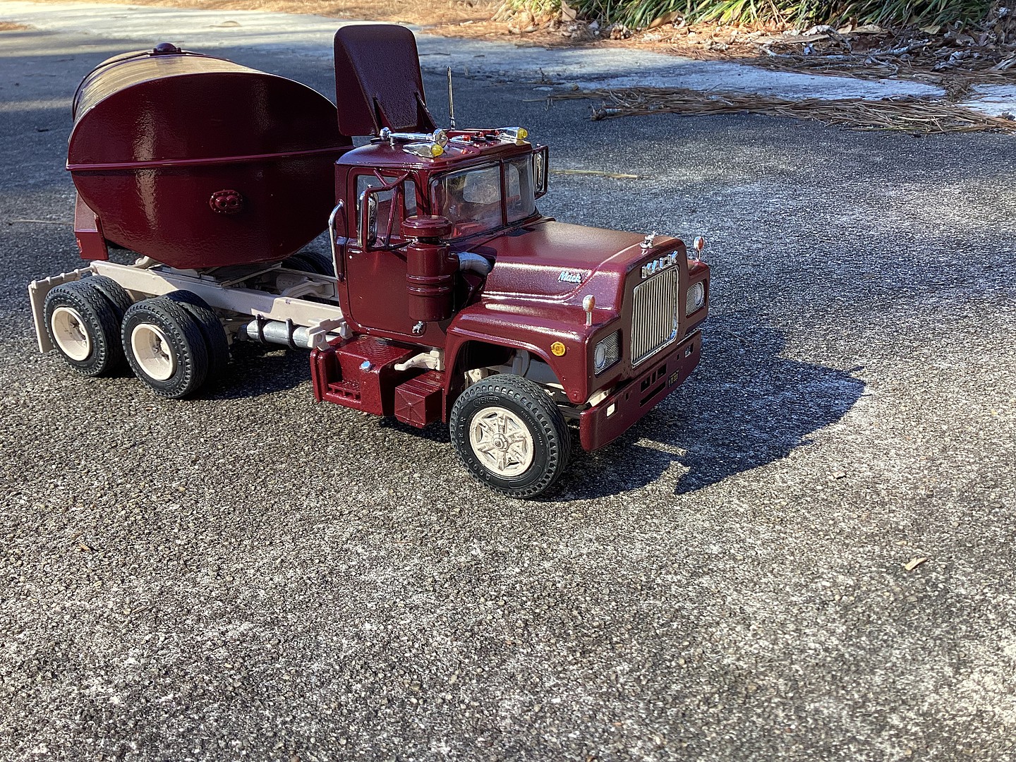 Mack R685ST Semi Tractor -- Plastic Model Truck Kit -- 1/25 -- #1039-06 ...