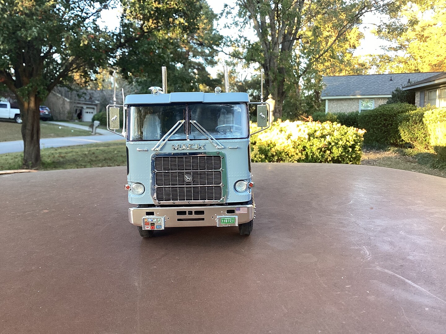 Mack Cruise-Liner Semi Tractor -- Plastic Model Car Truck Vehicle -- 1/ ...