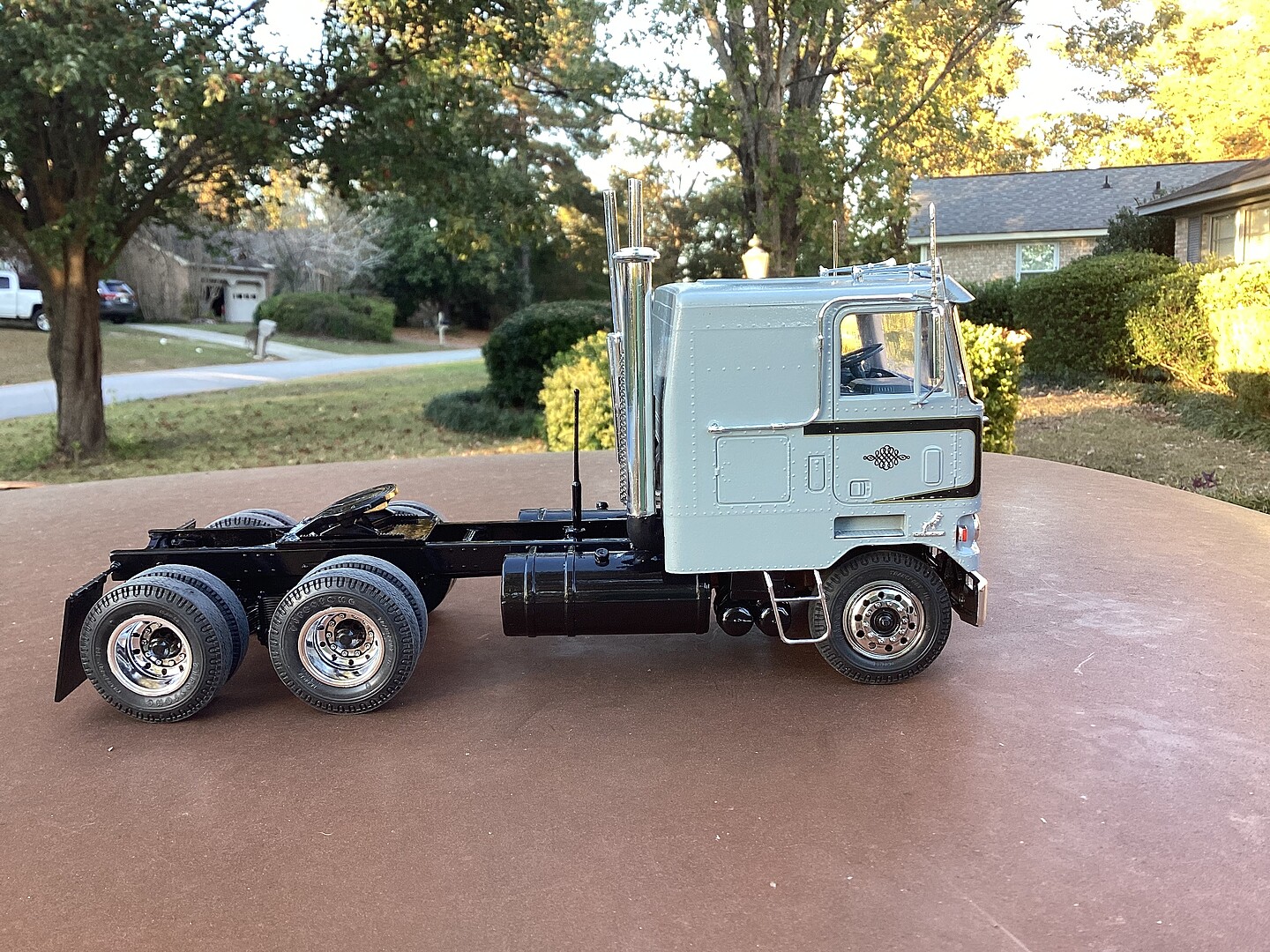 Mack Cruise-Liner Semi Tractor -- Plastic Model Car Truck Vehicle -- 1/ ...