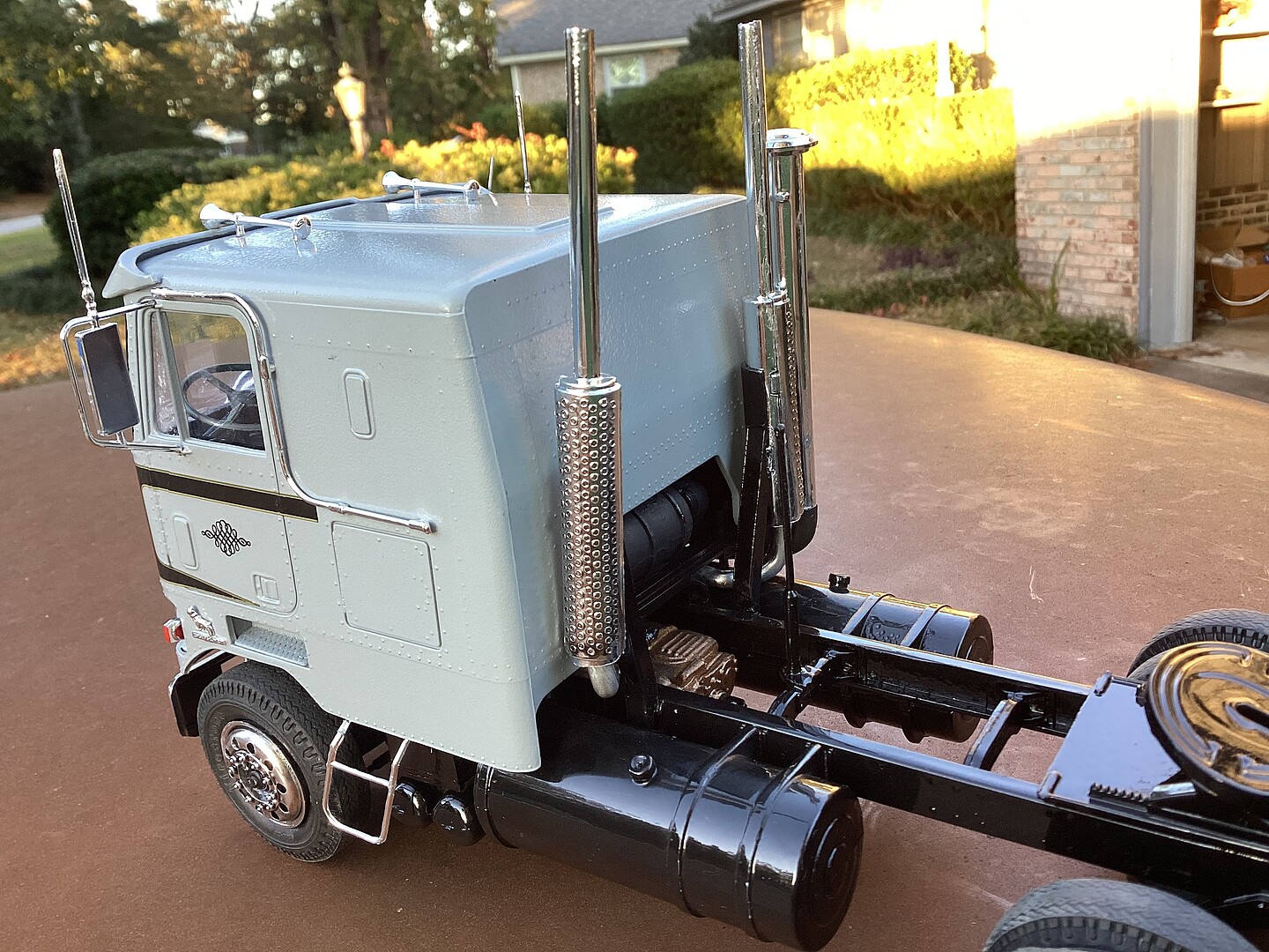 Mack Cruise-Liner Semi Tractor -- Plastic Model Car Truck Vehicle -- 1/ ...