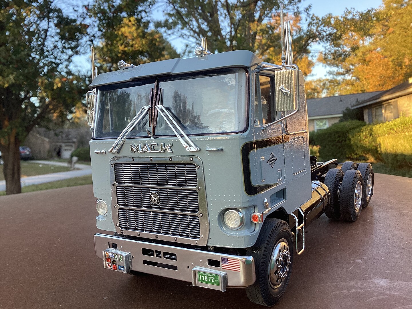 Mack Cruise-Liner Semi Tractor -- Plastic Model Car Truck Vehicle -- 1/ ...