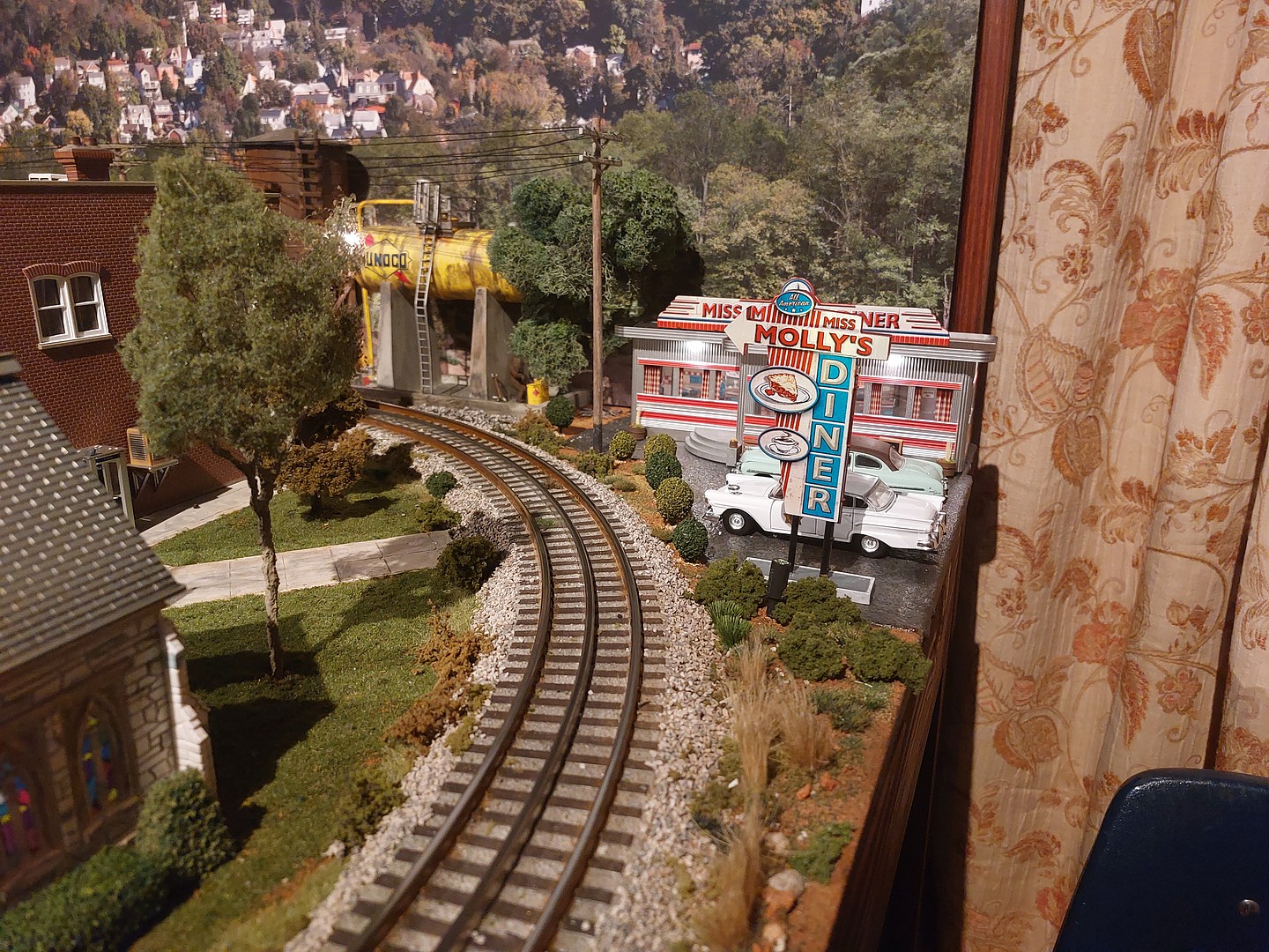 Miss Molly's Diner - Built-&-Ready(R) -- Assembled - O-Scale pictures ...