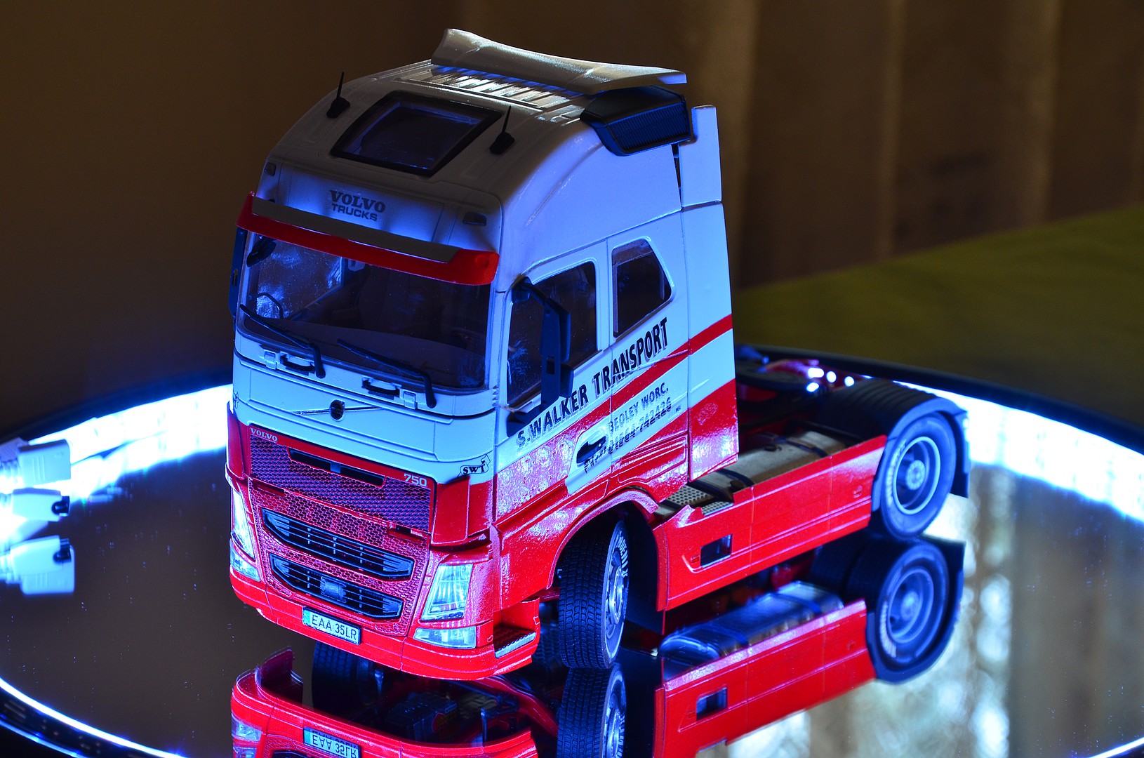 2014 Volvo FH4 Globetrotter XL -- Plastic Model Truck Vehicle Kit -- 1/ ...