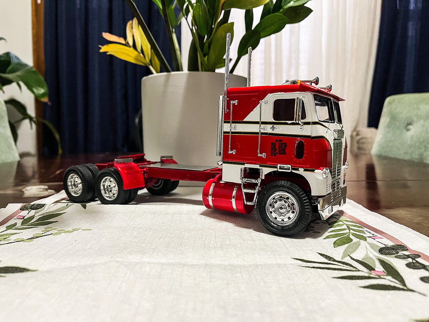 White Freightliner 2-in-1 SC/DD Cabover -- Plastic Model Truck Kit -- 1 ...