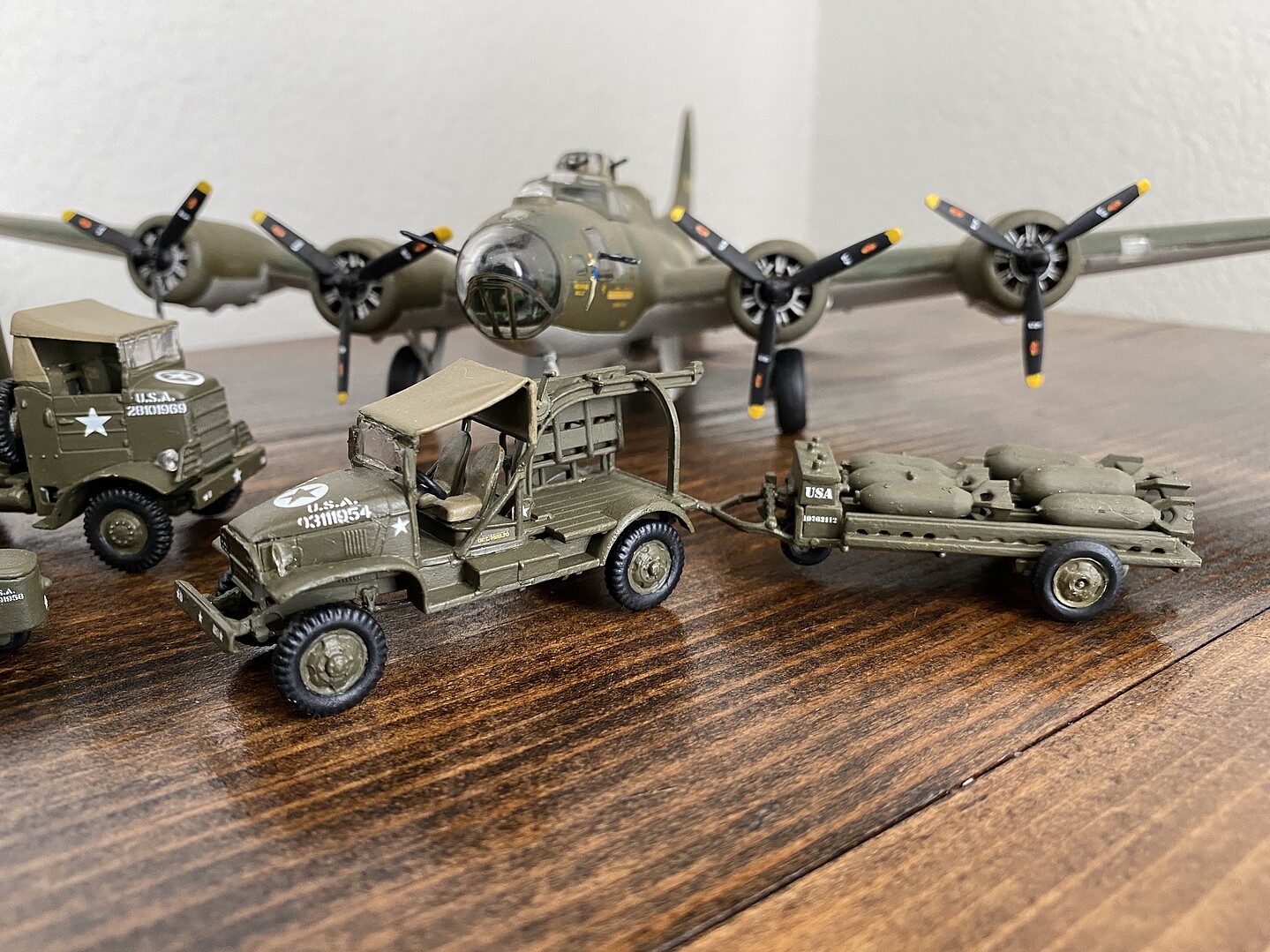 WWII USAAF 8th Airforce Bomber Resupply Set -- Plastic Model Airplane ...