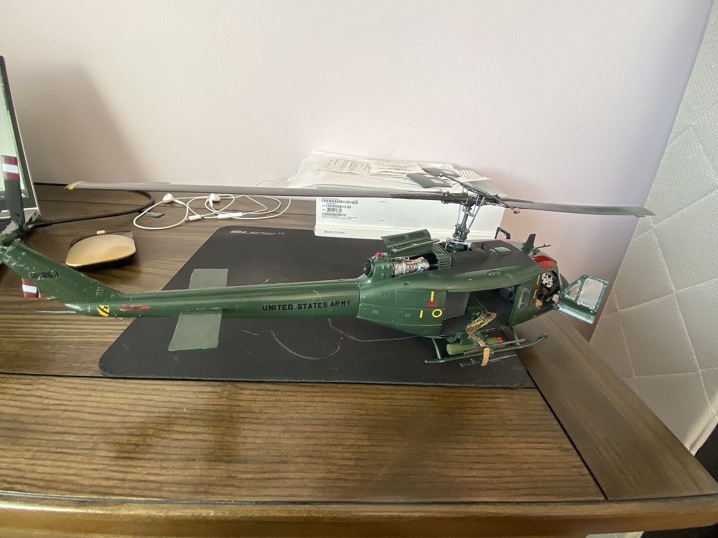UH-1D Huey Gunship -- Plastic Model Helicopter Kit -- 1/32 Scale ...