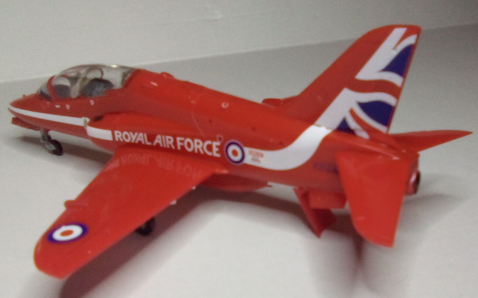 BAe Hawk T.1 Red Arrows -- Plastic Model Airplane Kit -- 1/72 Scale ...