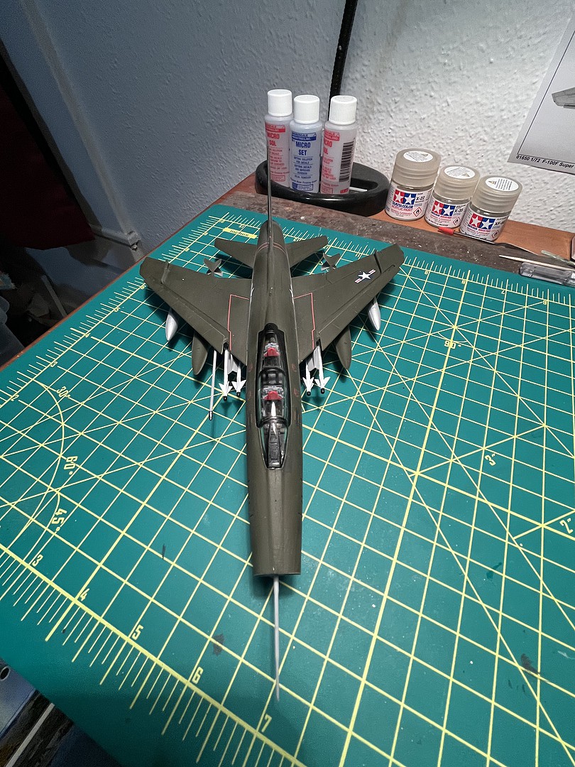 F100F Super Sabre Fighter Aircraft -- Plastic Model Airplane Kit -- 1/ ...