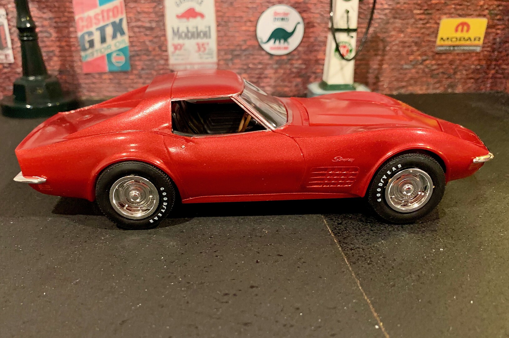 1970 Chevy Corvette Coupe -- Plastic Model Car Kit -- 1/25 Scale ...