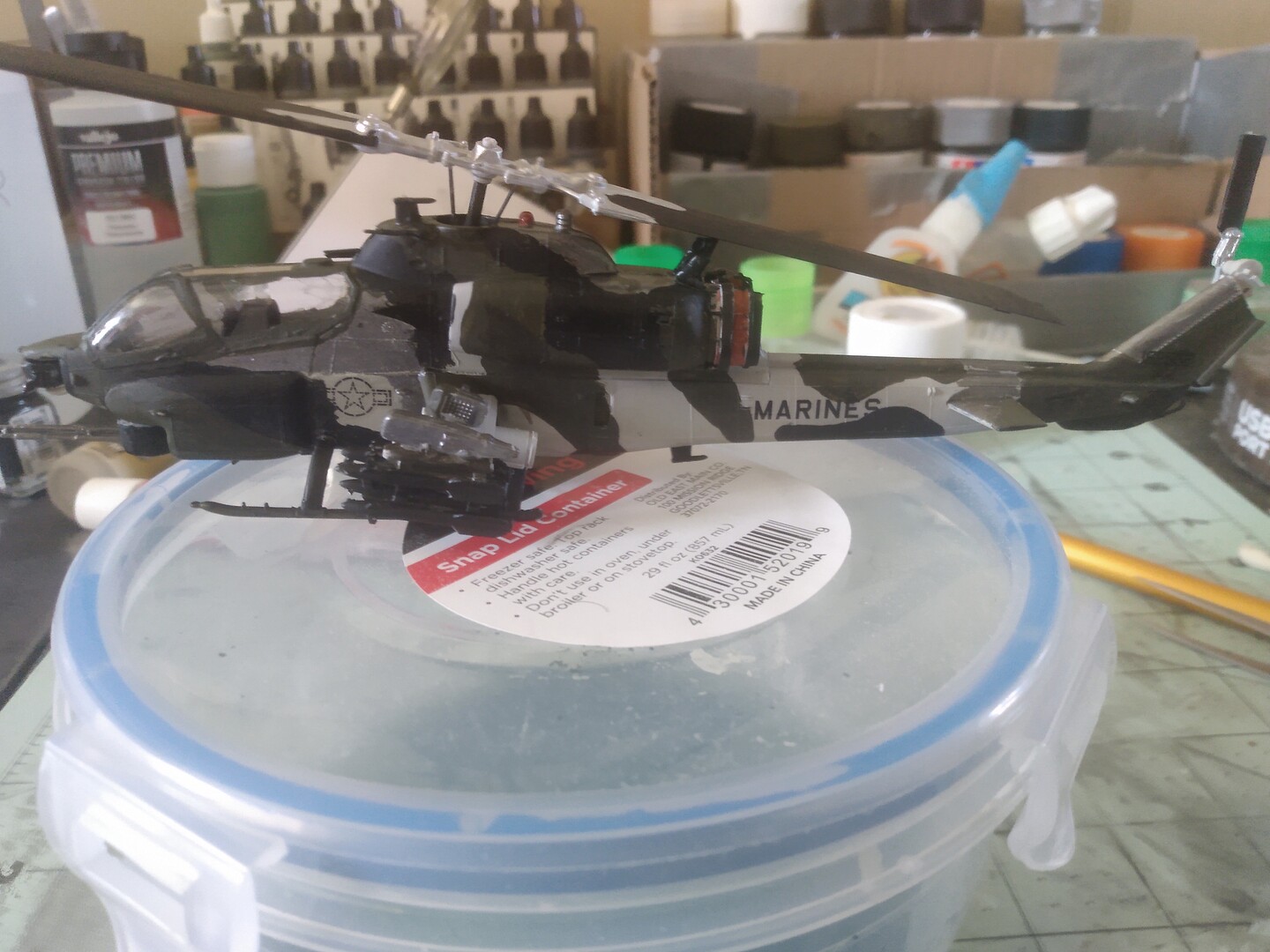 AH-1 Super Cobra -- Plastic Model Helicopter Kit -- 1/72 Scale ...