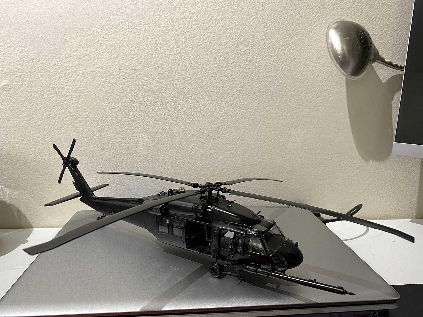 UH-60/MH-60 Black Hawk -- Plastic Model Airplane Kit -- 1/48 Scale ...