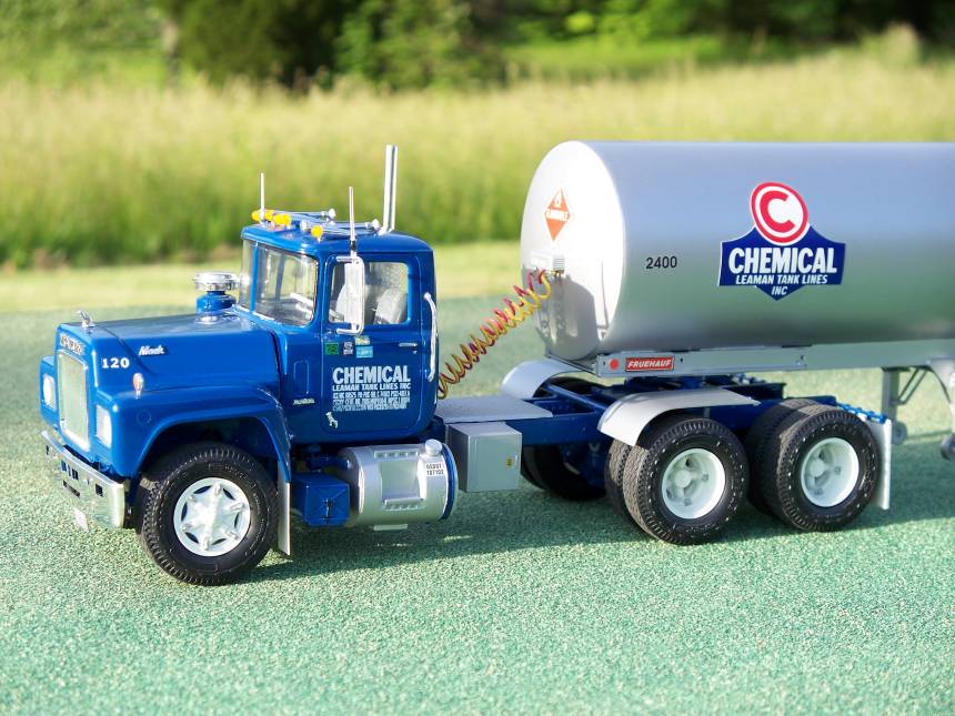 Mack R685ST Semi Tractor -- Plastic Model Truck Kit -- 1/25 -- #1039-06 ...