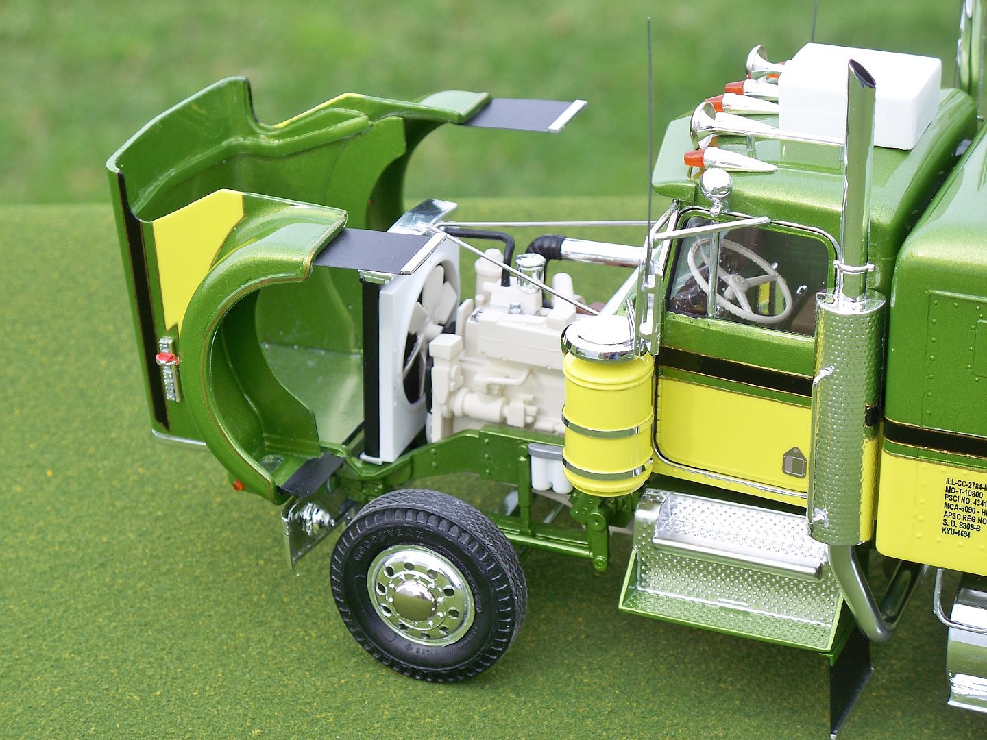 Kenworth W925 Conventional Semi Tractor Pictures