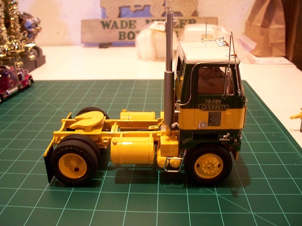 Mack Cruise-Liner Semi Tractor -- Plastic Model Car Truck Vehicle -- 1/ ...