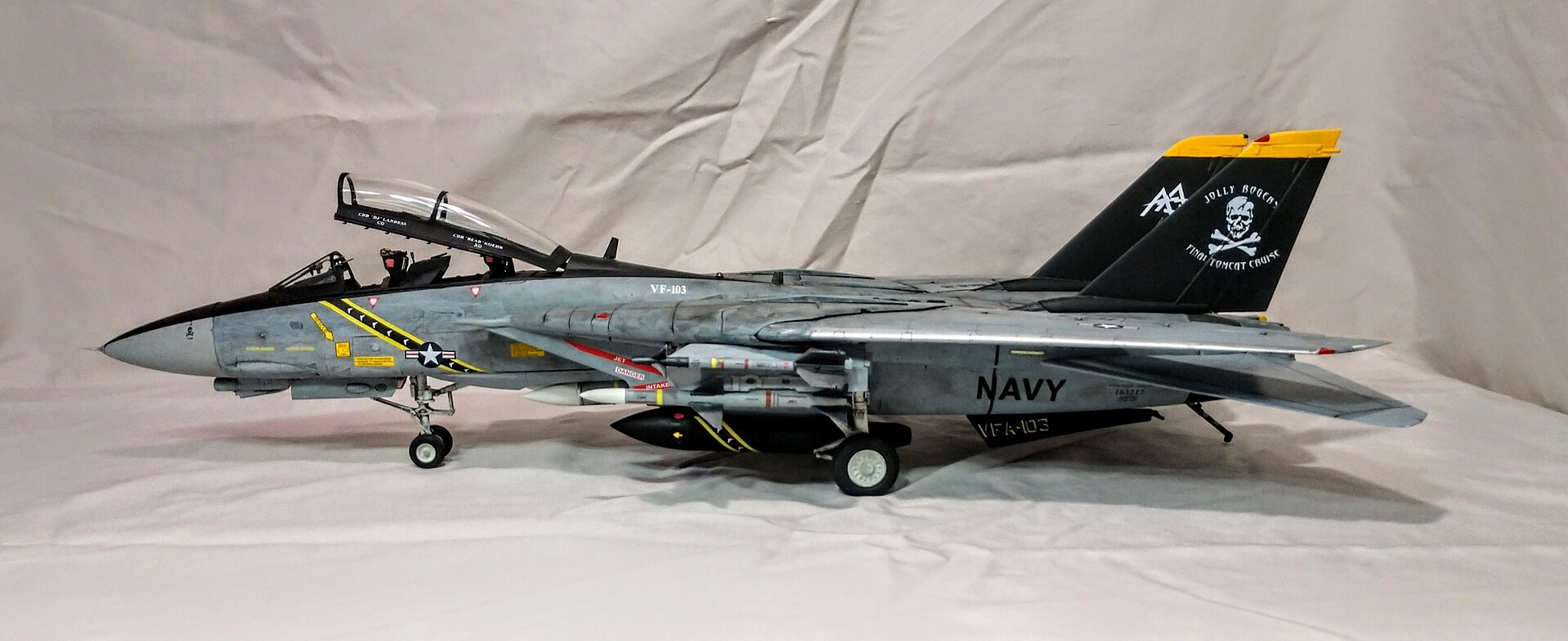 F14B Tomcat Fighter Aircraft -- Plastic Model Airplane Kit -- 1/32 ...