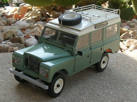 Land Rover Series III LWB Wagon w/Roof Rack -- Plastic Model Car Kit ...