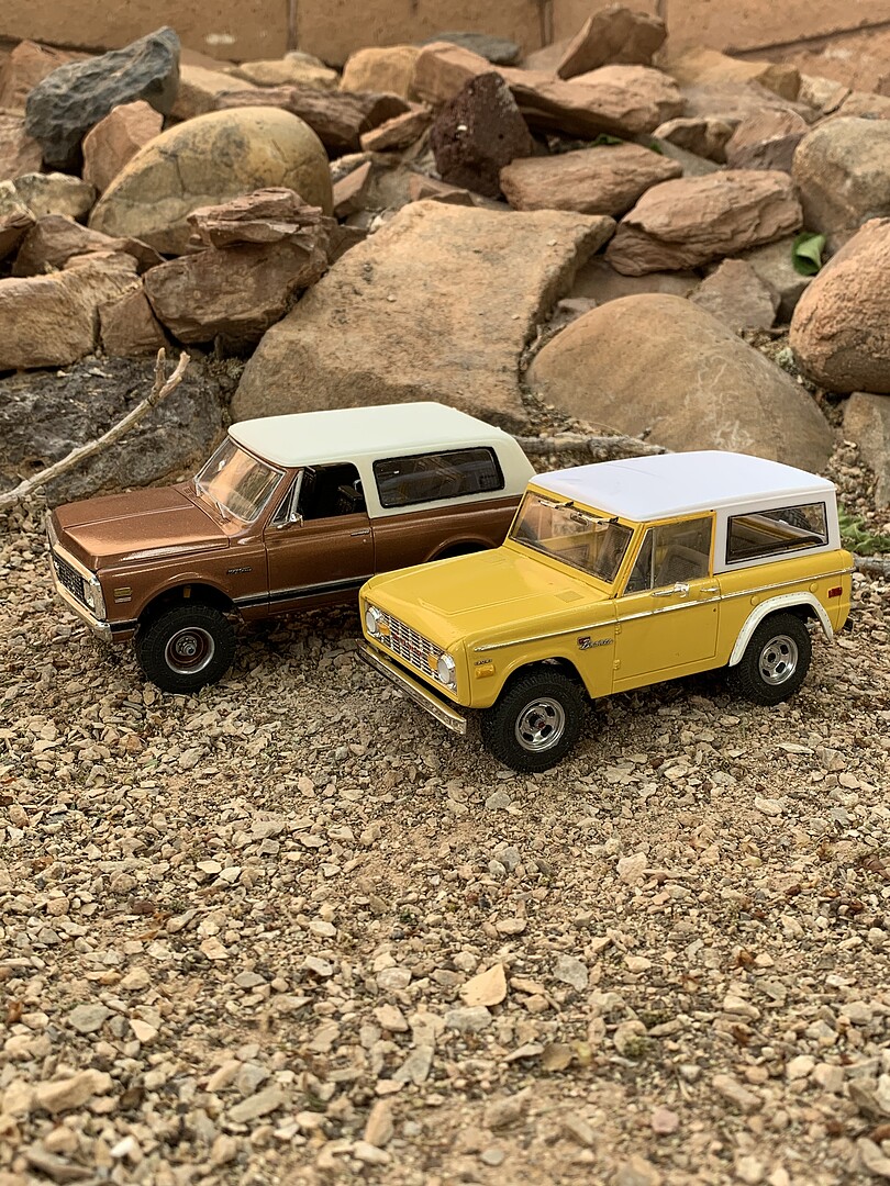 Ford Bronco -- Plastic Model Truck Kit -- 1/25 Scale -- #85-4320 ...