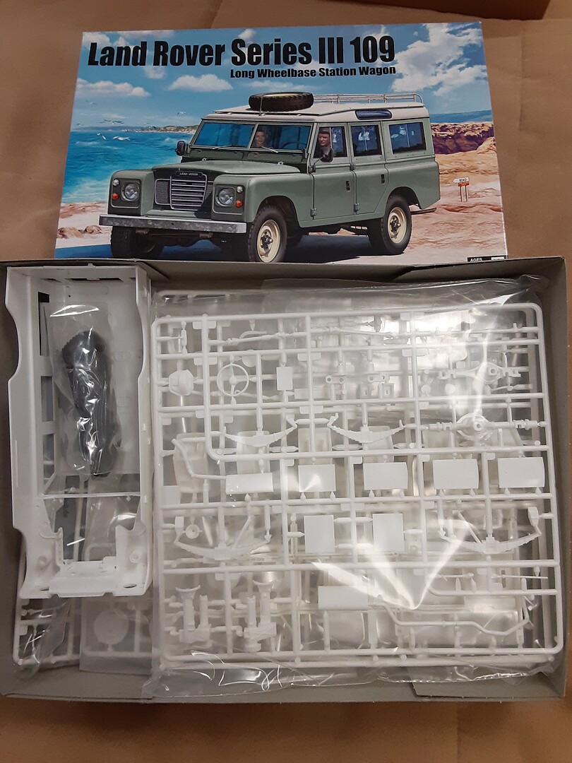 Gallery Pictures Revell-Monogram Land Rover Series III LWB Wagon w/Roof ...