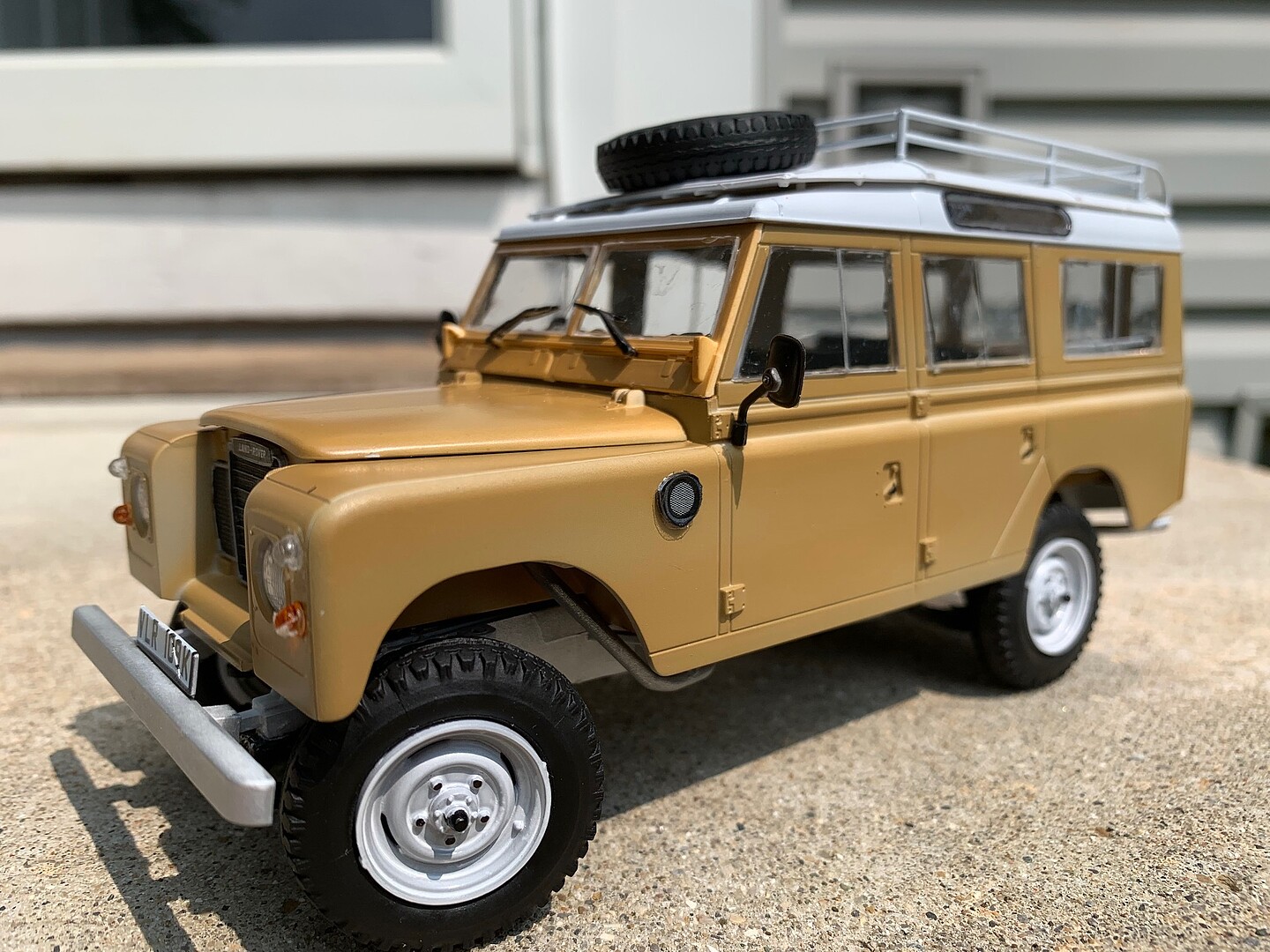 Land Rover Series III LWB Wagon w/Roof Rack -- Plastic Model Car Kit ...