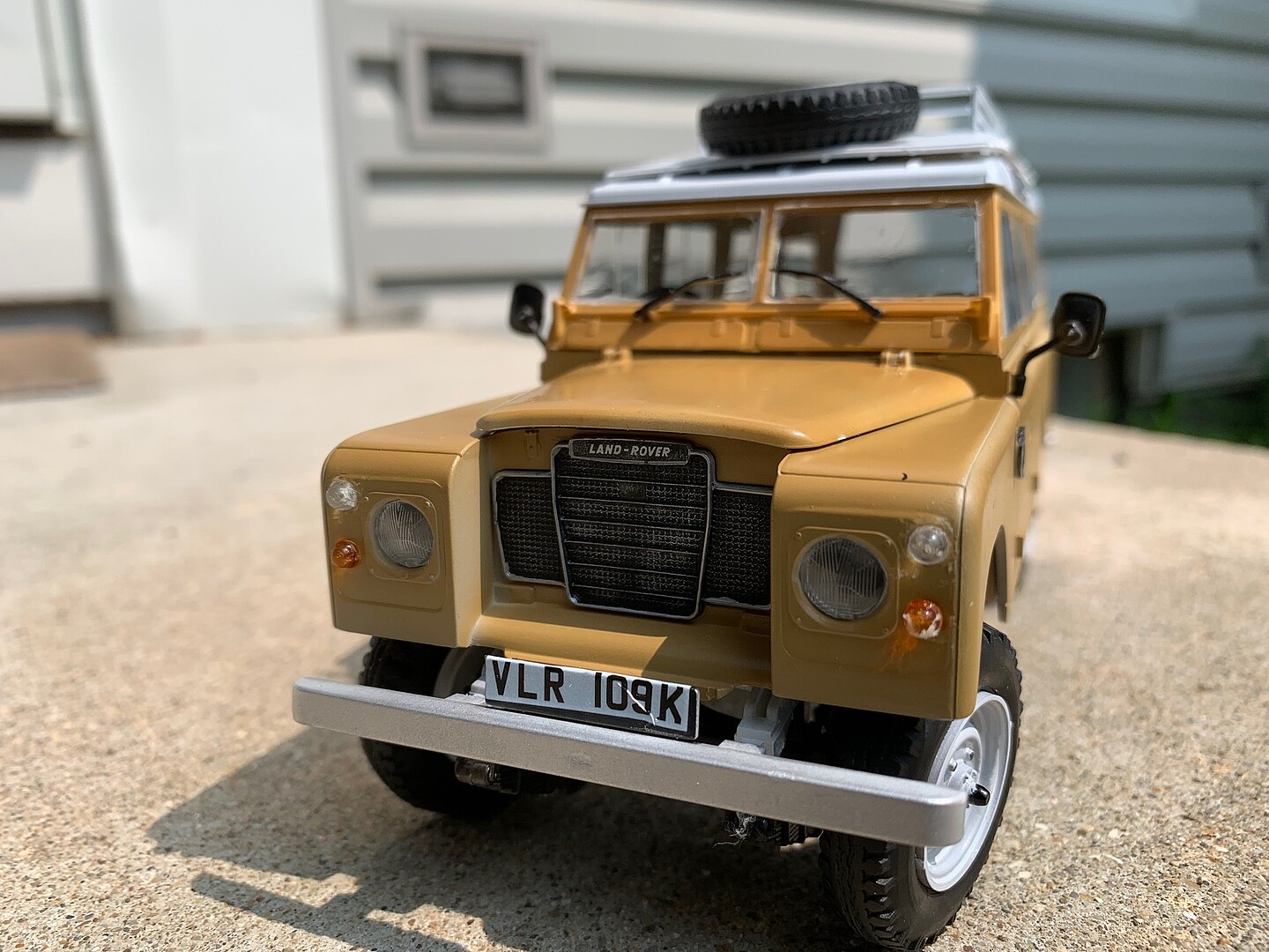Land Rover Series III LWB Wagon w/Roof Rack -- Plastic Model Car Kit ...