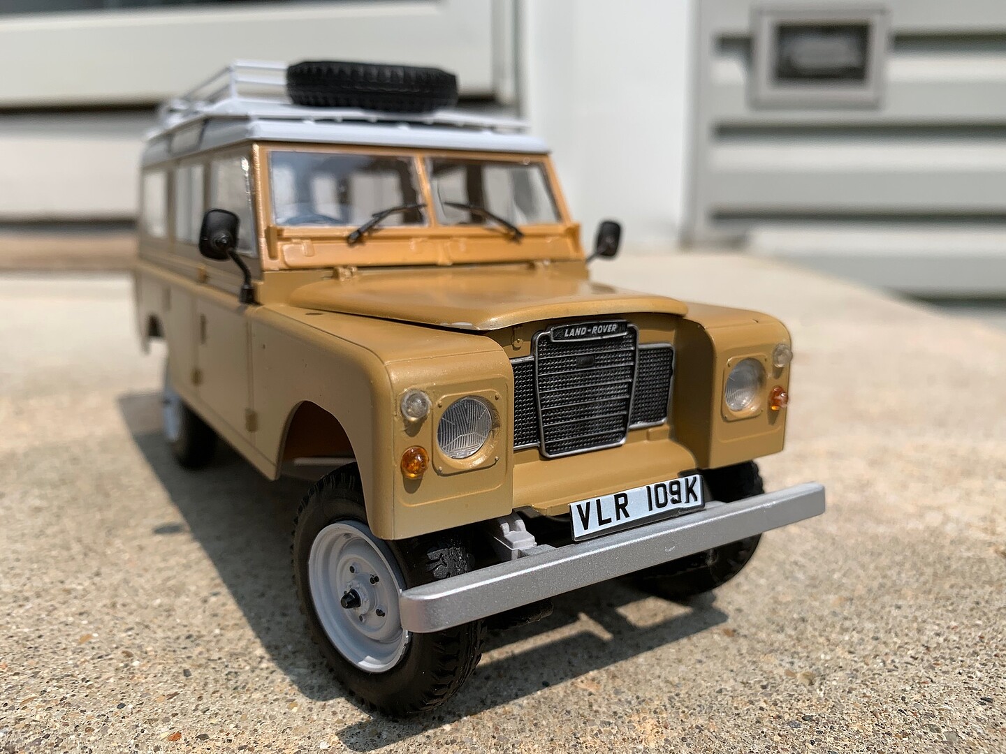 Land Rover Series III LWB Wagon w/Roof Rack -- Plastic Model Car Kit ...