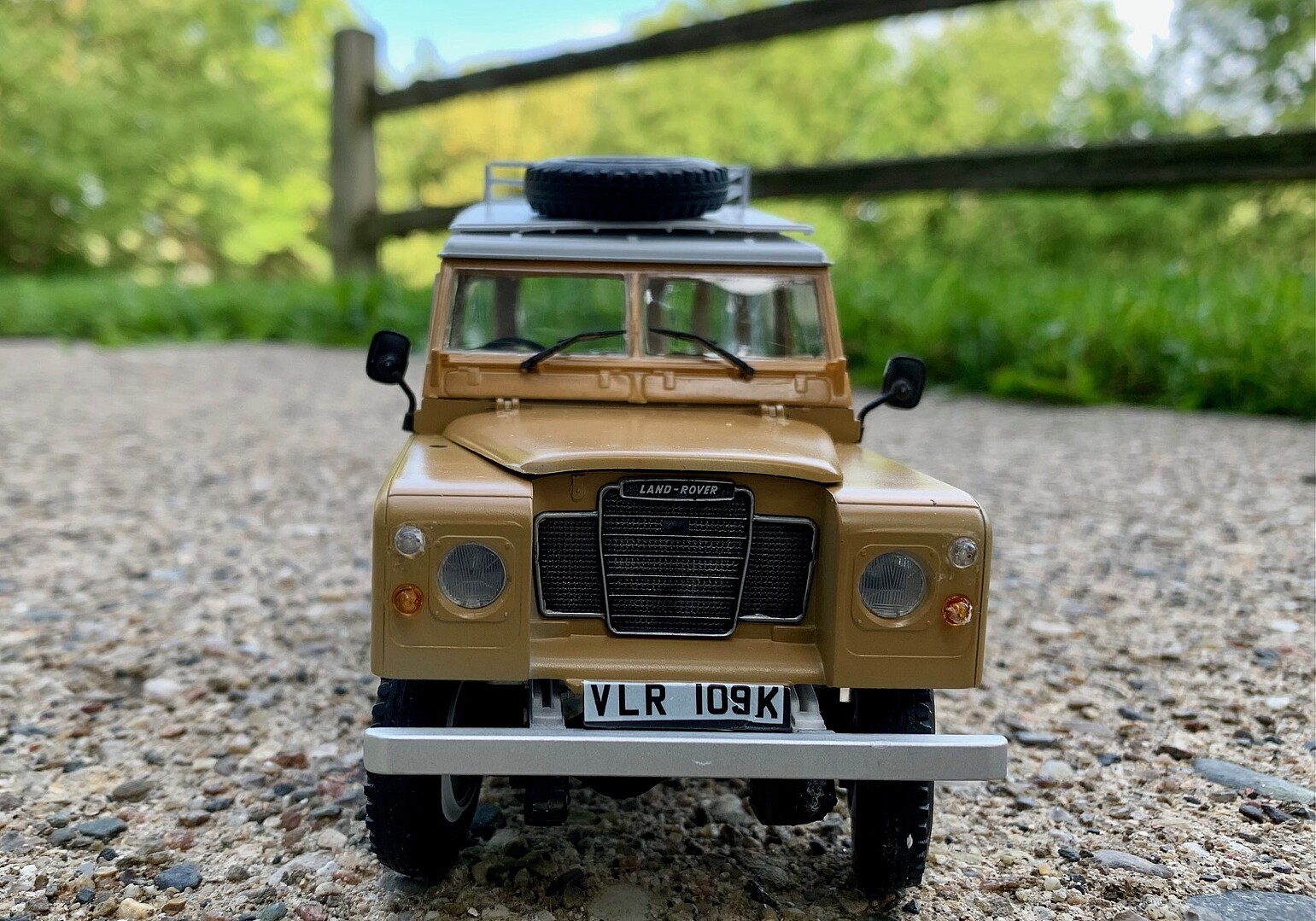 Land Rover Series III LWB Wagon w/Roof Rack -- Plastic Model Car Kit ...