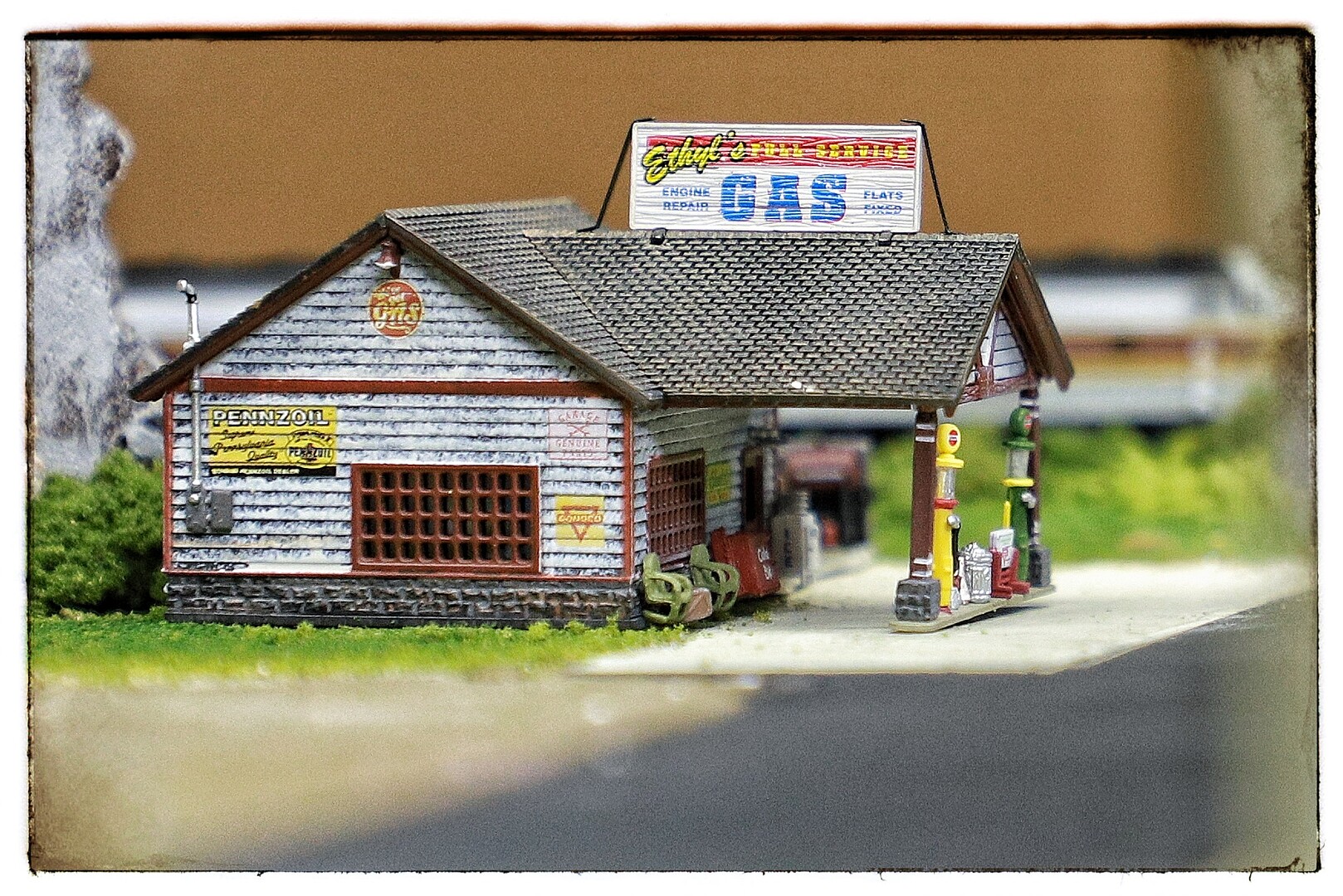 Built-N-Ready Ethyl's Gas/Service -- N Scale Model Railroad Building ...