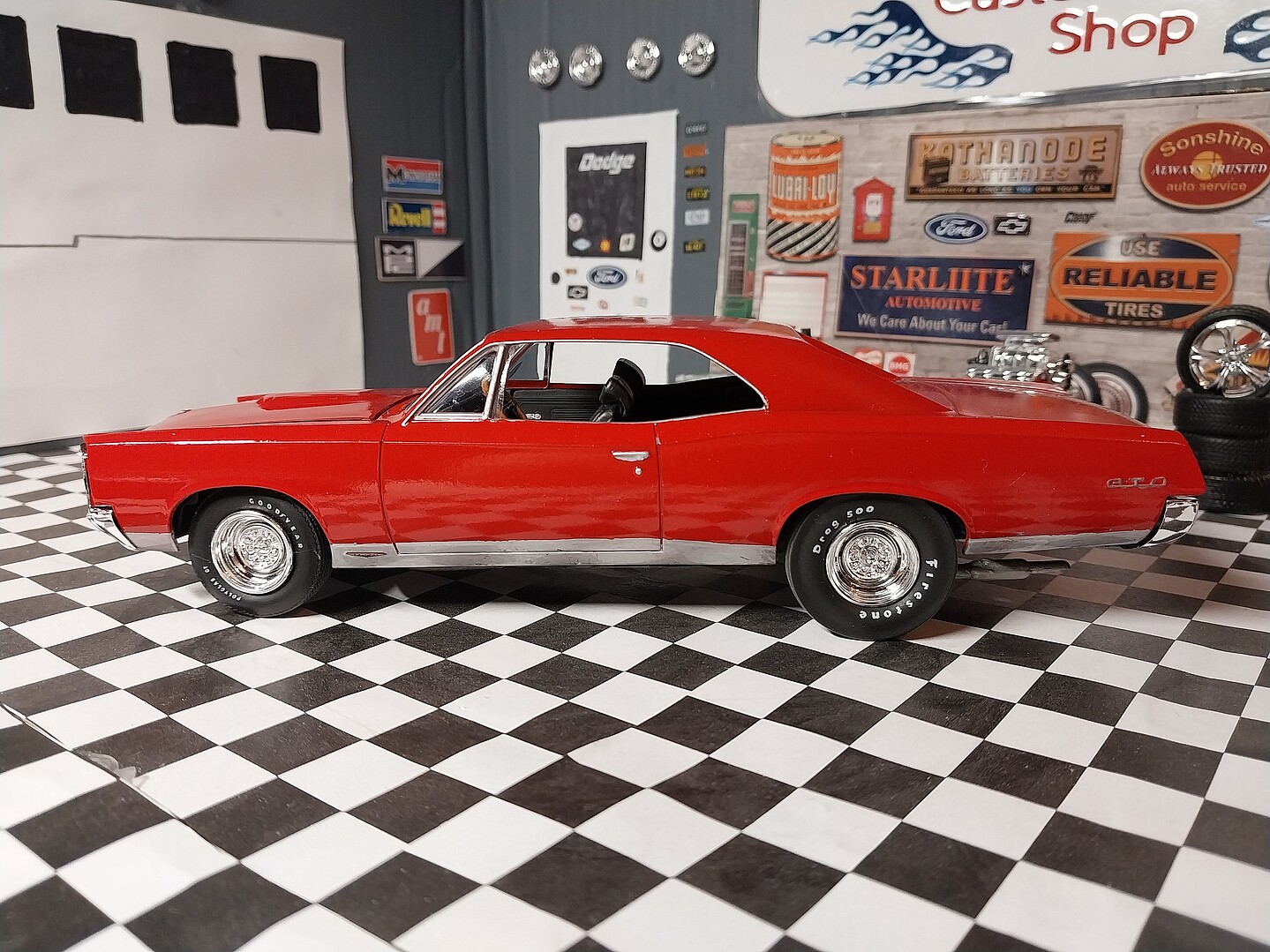 1967 Pontiac GTO Race w/Starting Light -- Plastic Model Car Vehicle Kit ...