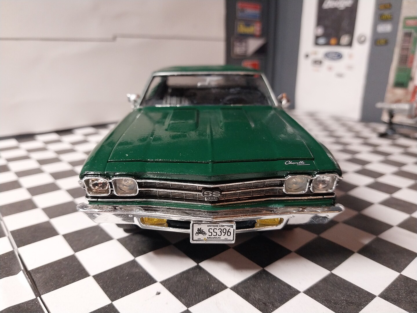 '69 Chevy Chevelle SS 396 -- Plastic Model Car Kit -- 1/25 Scale ...