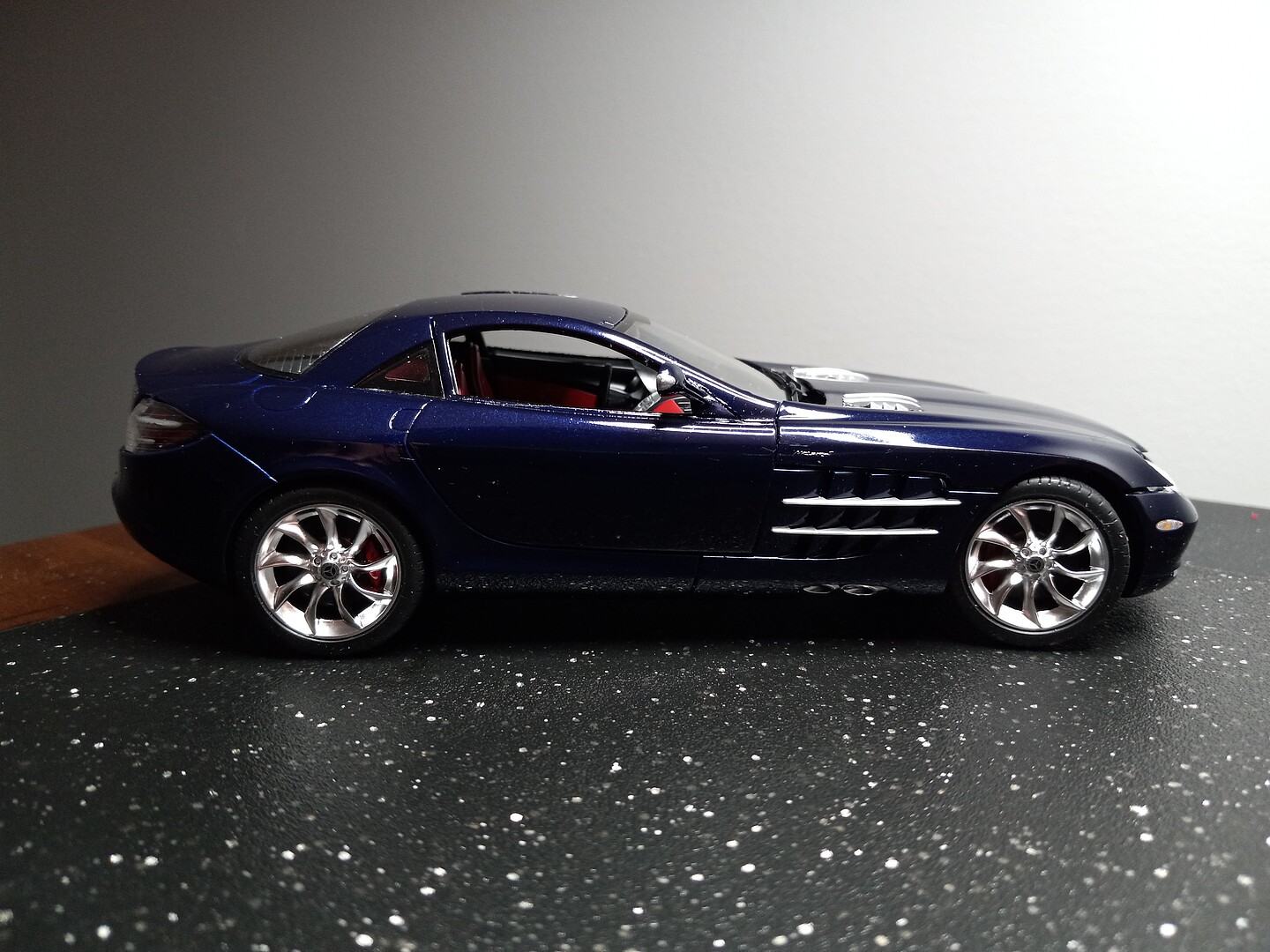 Mercedes-Benz SLR McLaren Sportscar Coupe -- Plastic Model Car Kit -- 1 ...