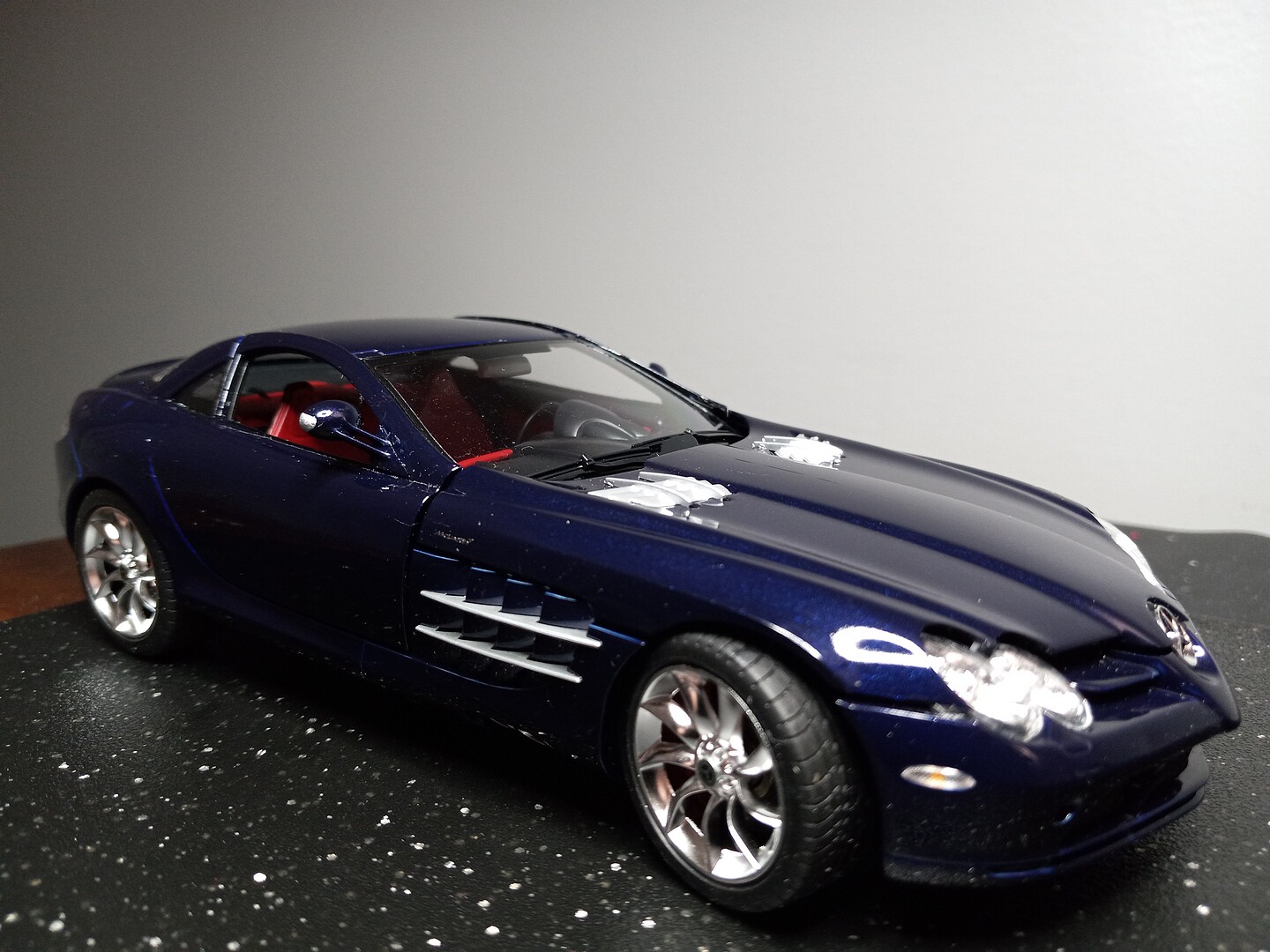 Mercedes-Benz SLR McLaren Sportscar Coupe -- Plastic Model Car Kit -- 1 ...