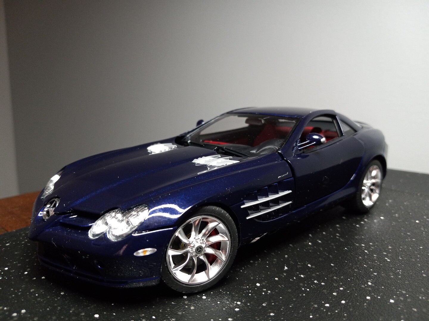 Mercedes-Benz SLR McLaren Sportscar Coupe -- Plastic Model Car Kit -- 1 ...